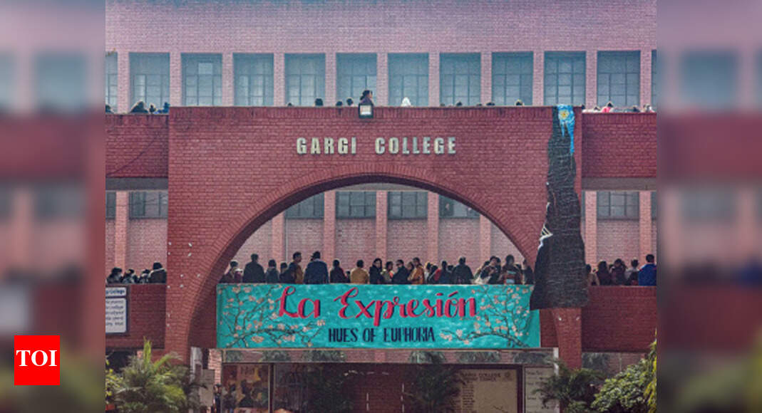 Gargi College: DU shows solidarity with Gargi College girls | Delhi ...