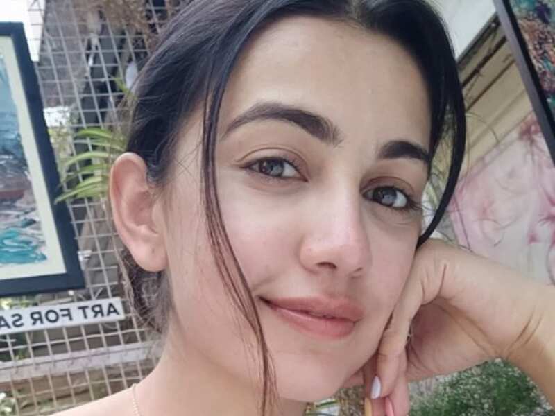 Photo: 'Mijaaj' actress Esha Kansara wishes 'Happy Valentine's Day' to ...