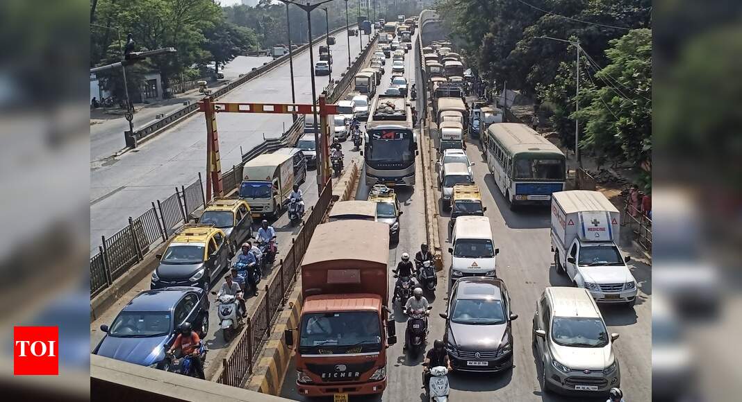 Traffic jam due to Sion bridge repairs - Times of India