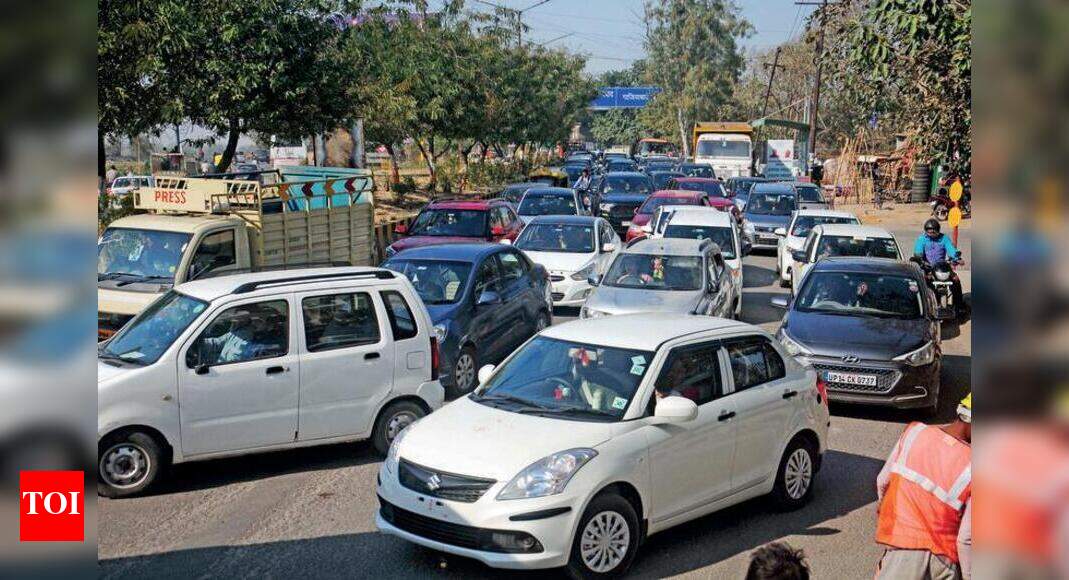 Traffic diversion: Cars line up for 500 metre on CISF Road | Ghaziabad ...