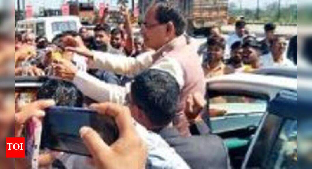Shivraj Singh Chouhan takes a dig at Kamal Nath govt, stages march in ... Shivraj Singh Chouhan takes a dig at Kamal Nath govt, stages march in ...