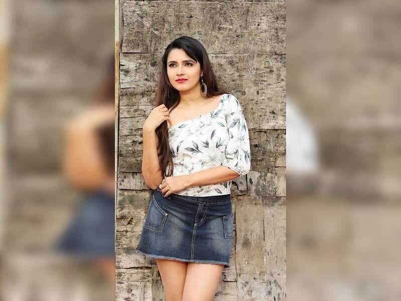 Saathvika learns silambam for her Kollywood debut | Tamil Movie News ...