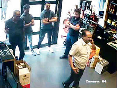 Mumbai News: How this south Mumbai wine shop owner trapped ...
