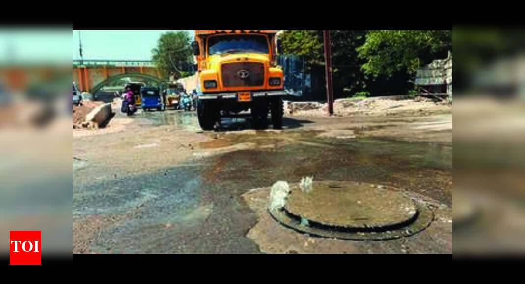 Wading through sewage on Vaigai bank road a challenge for public ...