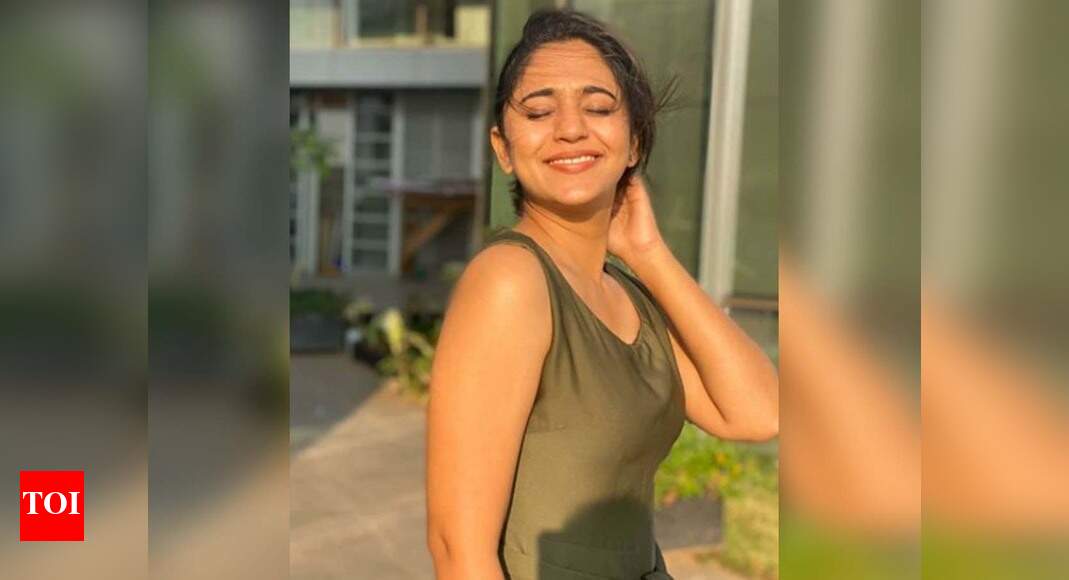 Mrunmayee Deshpande's latest sun-kissed picture is sure to brighten up ...