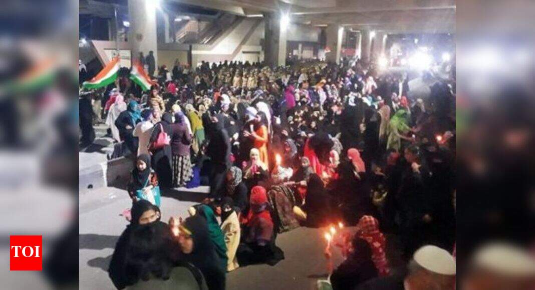 Cops force protesters to vacate Delhi-Loni main road after snarls ...