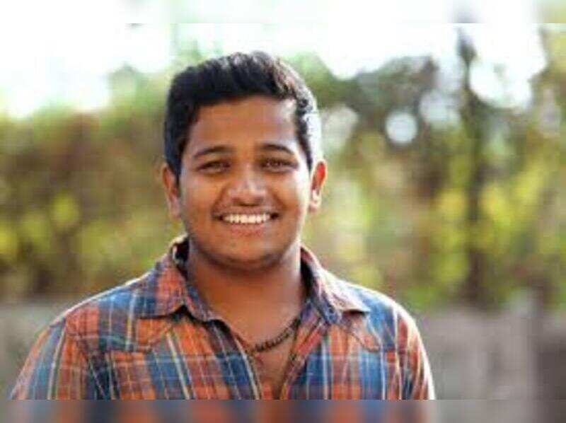 Director Basil Joseph: Basil Joseph takes a picture with Vijay ...