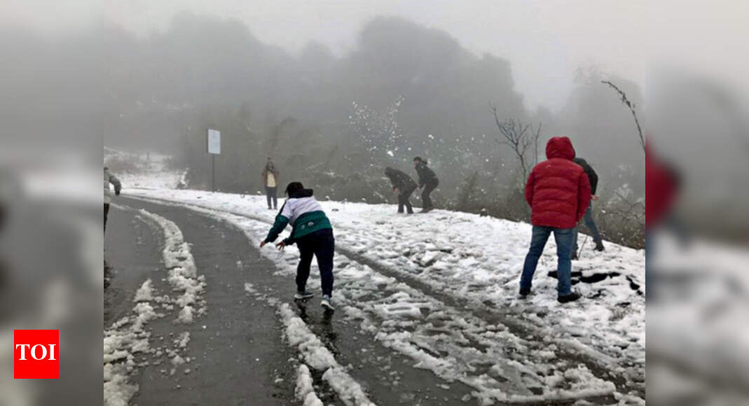 Darjeeling: Snow blanket covers Tiger Hill after 4 years | Kolkata News ...