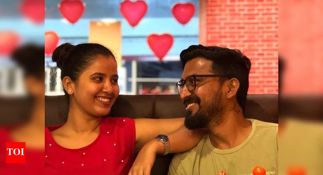 Popular actress Nanditha Jennifer celebrates 14th wedding anniversary ...