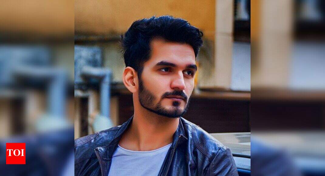 Singer Gajendra Verma enthrals people at a fest | Events Movie News ...