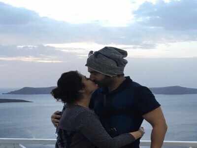 Jeet’s first PDA moment with wife creates a buzz! | Bengali Movie News ...