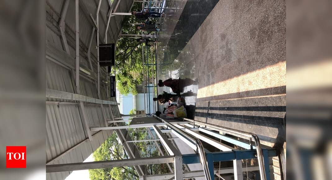 khar station new foot overbridge encroachment - Times of India