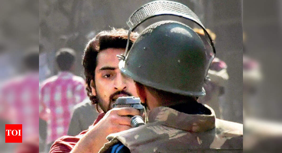 Delhi Violence: Man who put gun to cop's head arrested | Delhi News ...