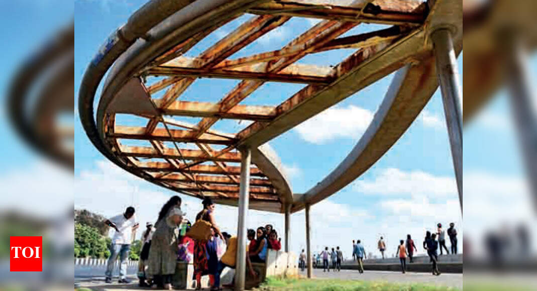 Three BEST bus stops are Marine Drive's worst nightmare | Mumbai News ...