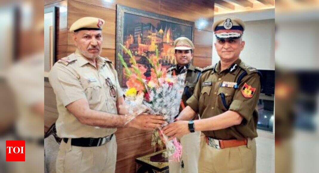 Cop awarded for fighting off gang alone in southeast Delhi | Delhi News ...