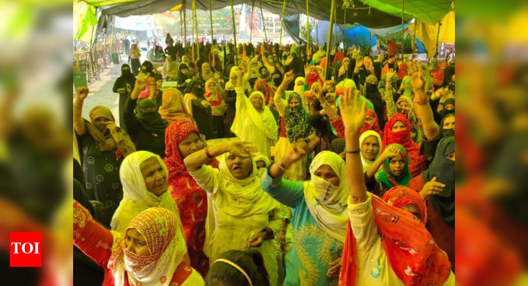 UP: Over 500 women continue protest against CAA in Aligarh amid 'janta ...