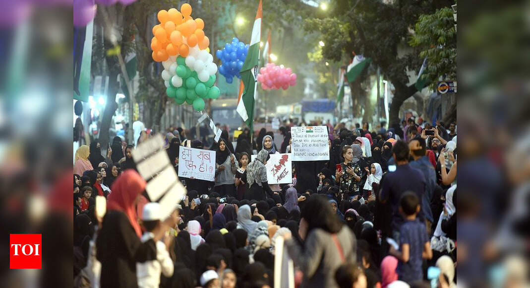 Mumbai Bagh Protest: Mumbai Bagh women pause anti-CAA protest to fight ...
