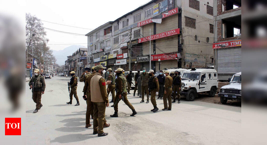 Coronavirus: Authorities in Kashmir enforce lockdown | India News ...