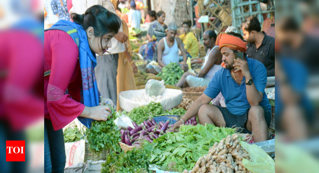 Patna Lockdown: Patna residents rush to shops on first day of lockdown | Patna News - Times of India