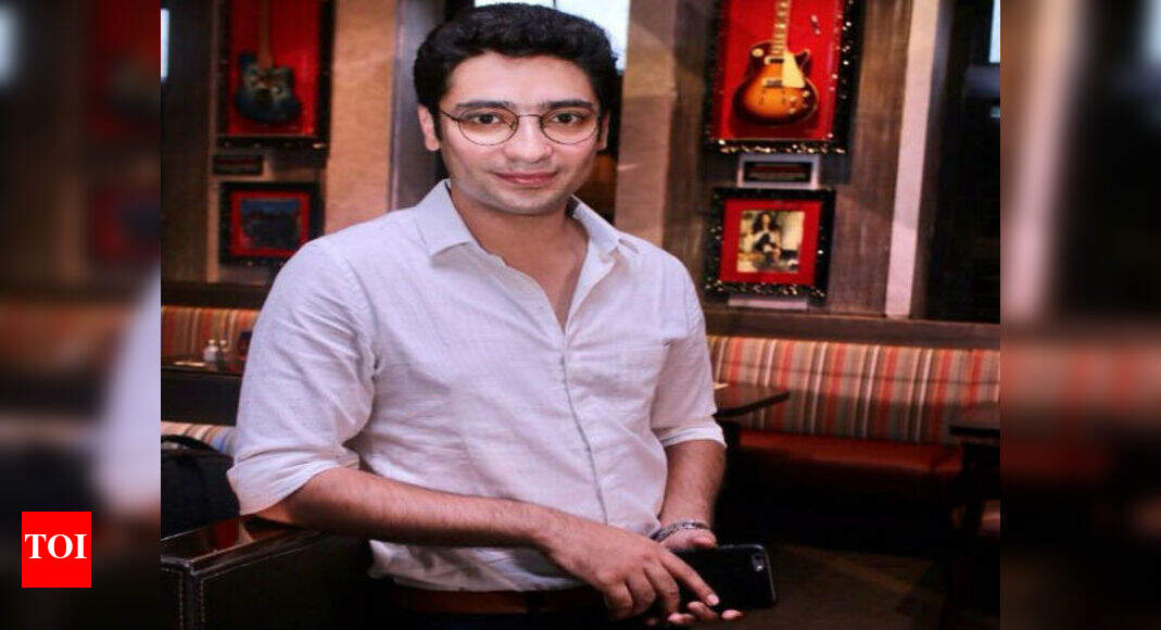 Gaurav enthralls fans playing guitar at home | Bengali Movie News ...