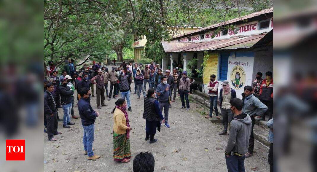 Over 200 Nepalese workers stuck at Jhulaghat bridge for past 3 days ...