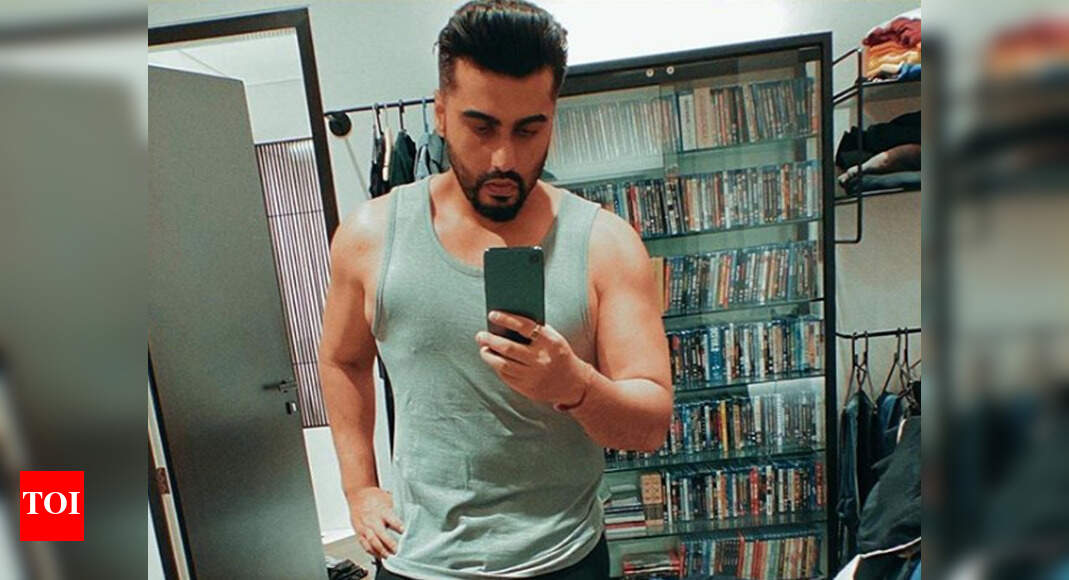 Arjun Kapoor shares a mirror selfie but wins over with his quirky ...