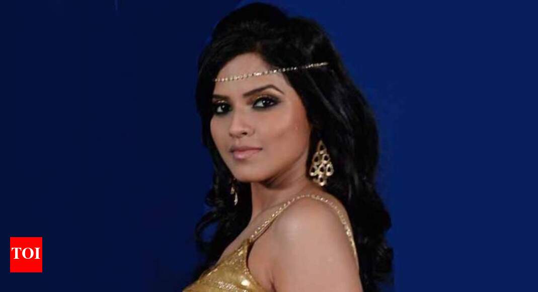 Seema Mishra doesn't mind showing her grey hair - Times of India