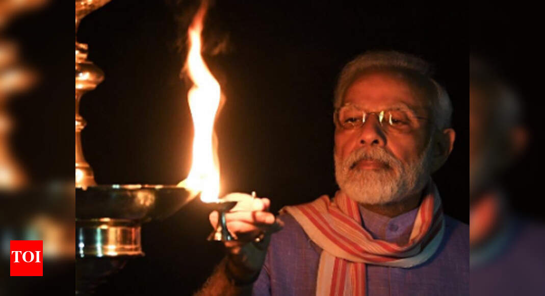 PM Modi leads country in lighting diyas to express resolve to win anti ...