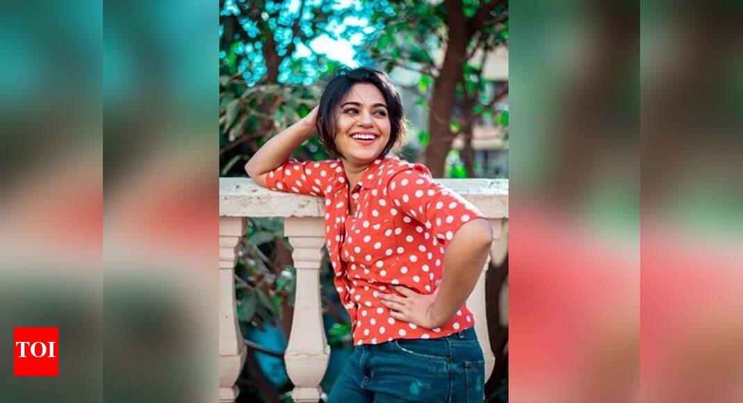 This happy picture of Mrunmayee Deshpande is sure to brighten up your ...