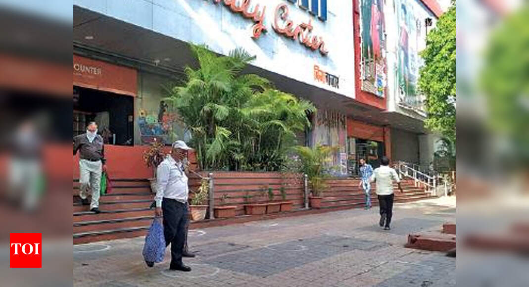 Supermarkets in Pune ensure gap even as they work full time | Pune News ...