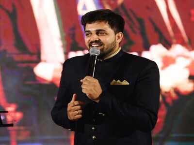 Nakul Abhyankar performs Janumagale Kaayuve for his fans | Kannada ...