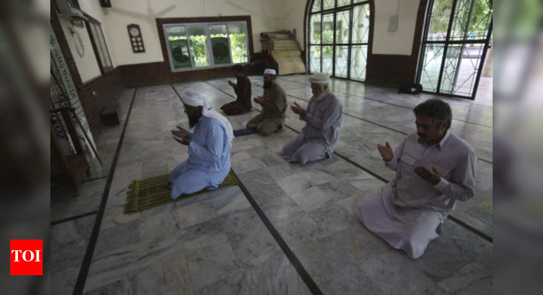 Coronavirus in Pakistan: Pakistan struggles to rein in defiant clerics ...