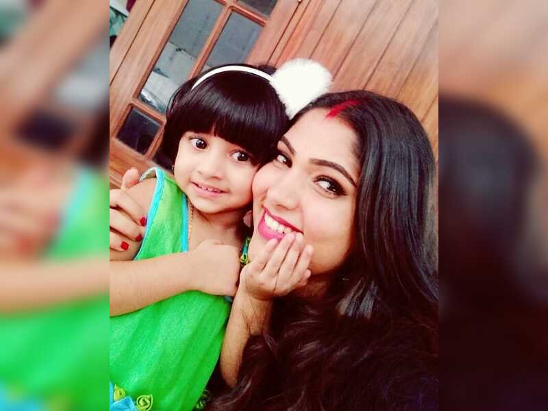 Muktha: Actress Muktha and daughter make DIY masks at home | Malayalam ...