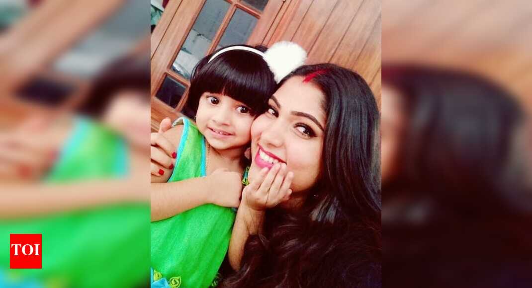 Actress Muktha and daughter make DIY masks at home | Malayalam Movie ...