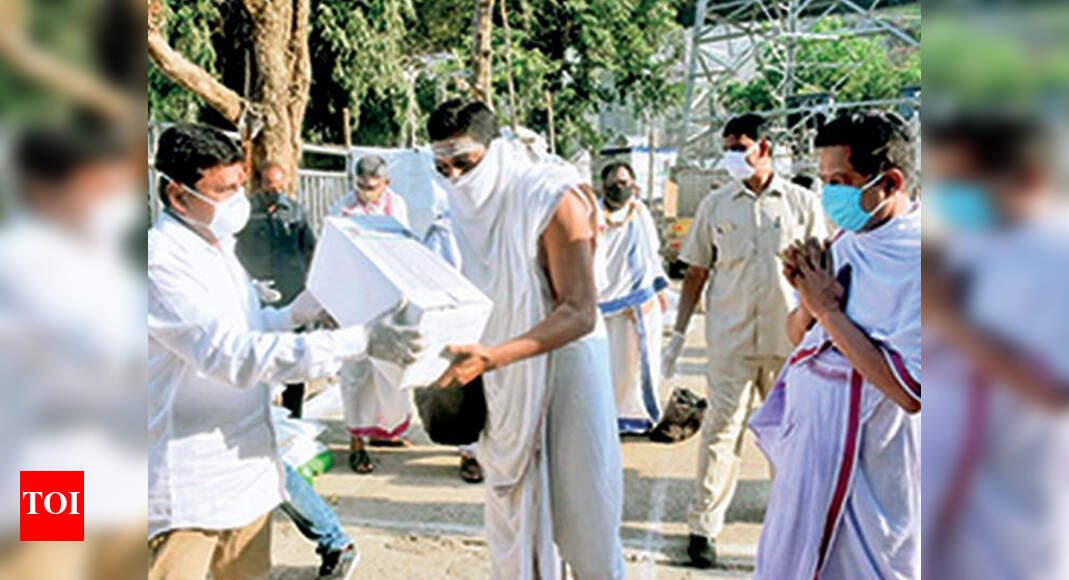 Andhra Pradesh minister distributes essentials to priests | Vijayawada ...