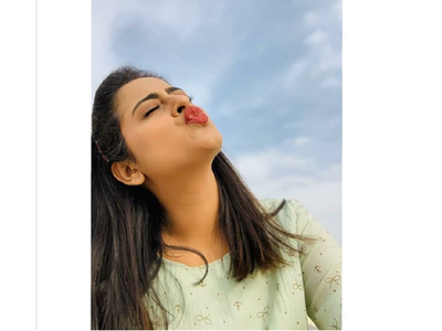 Yamini Singh looks cute as she sends a kiss to Mother Earth | Bhojpuri ...