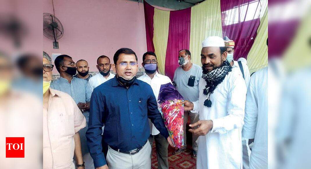 Ayodhya MLA gives away spl Ramzan kits | Lucknow News - Times of India