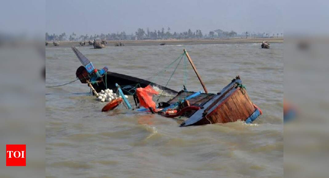 Three killed as boat capsizes in Yamuna | India News - Times of India