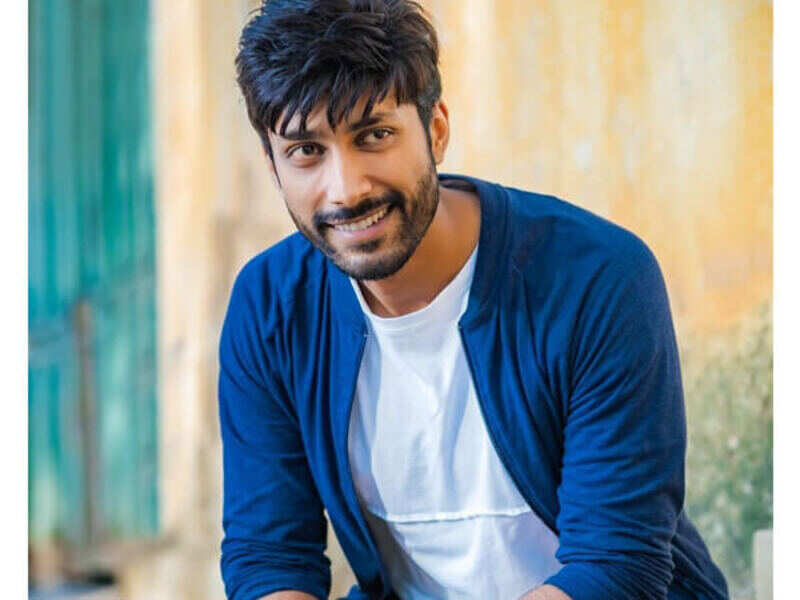 Rishi reads new script in his quarantine time | Kannada Movie News ...