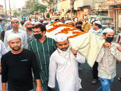 Fasting Muslim men take out funeral procession of Hindu priest in ...