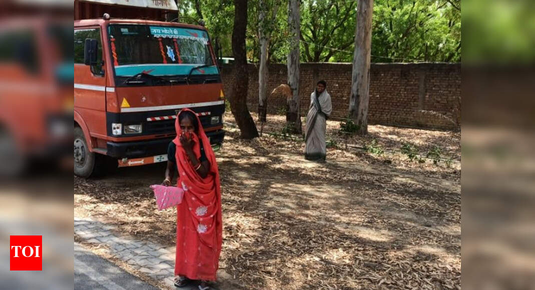 Help pours in for Agra woman who walked 30 km for Rs 500 | Agra News ...