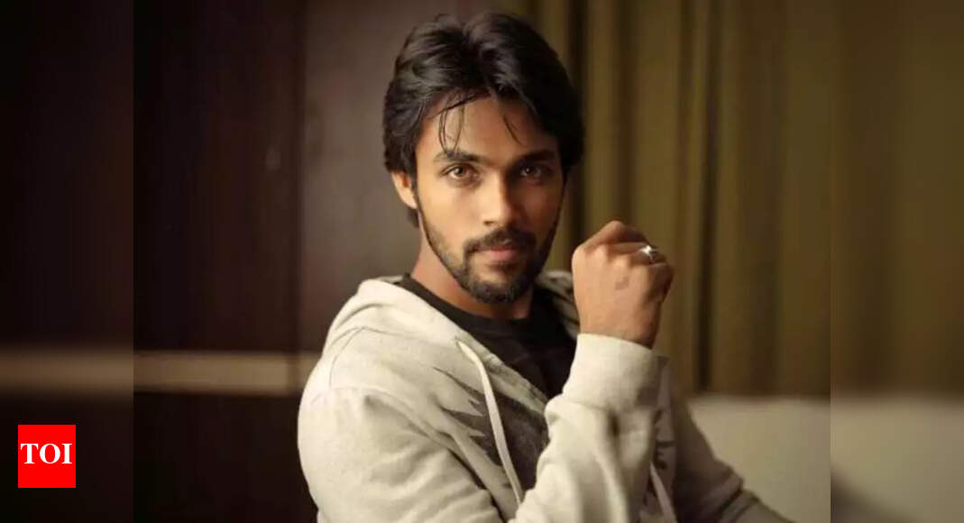 Actor Arav picks up guitar to learn during lockdown days | Tamil Movie ...