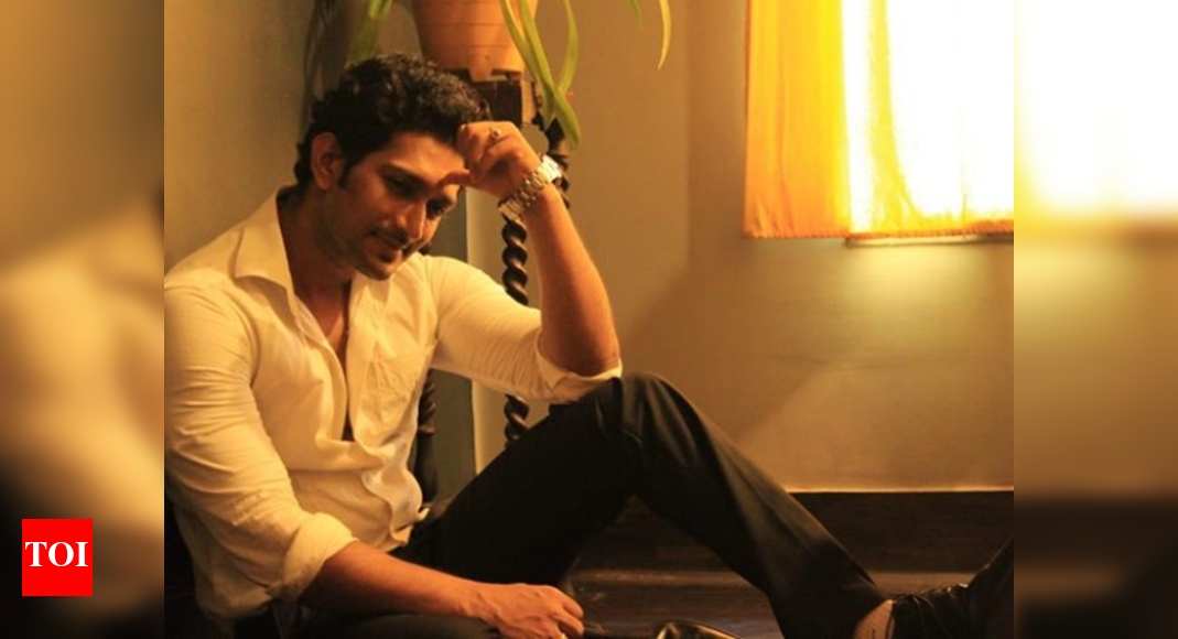 Indrajeet Bose shoots for an episode of Dhrubo Tara on his mobile phone ...