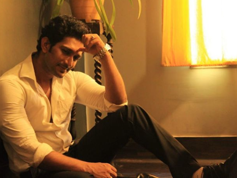 Indrajeet Bose shoots for an episode of Dhrubo Tara on his mobile phone ...