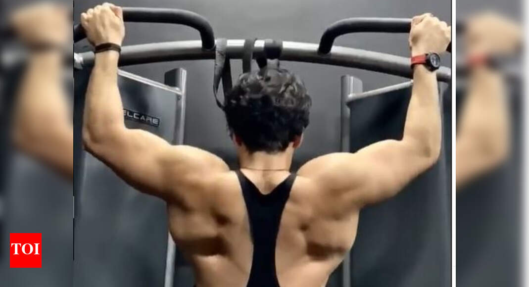 Bored of quarantine? THIS video of Tiger Shroff flexing his muscles ...