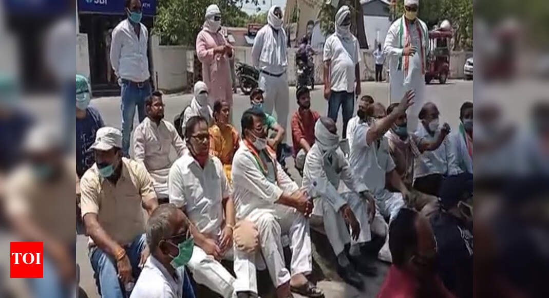 UP: Congress workers protest to demand release of state leaders | Agra ...