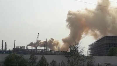 HPCL gas leak in Vizag: Panic grips Vizag as thick smoke emanates from ...