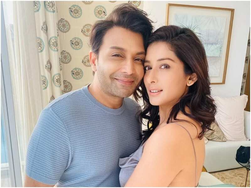 ‘Soniye Hiriye’ singer Shael Oswal and Sameksha shoot a romantic song ...