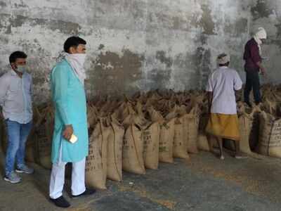 Agra: Distressed farmers forced to sell wheat below support price ...