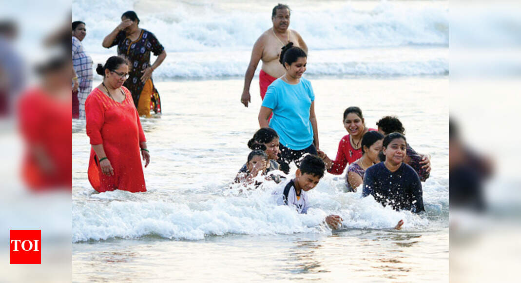 In Covid-19 times, locals throng beaches of N Goa for family picnic ...